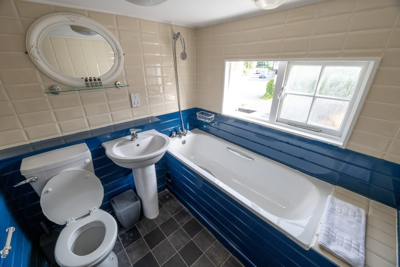 16th Century Traditional Country Inn Accommodation - The Old Bell